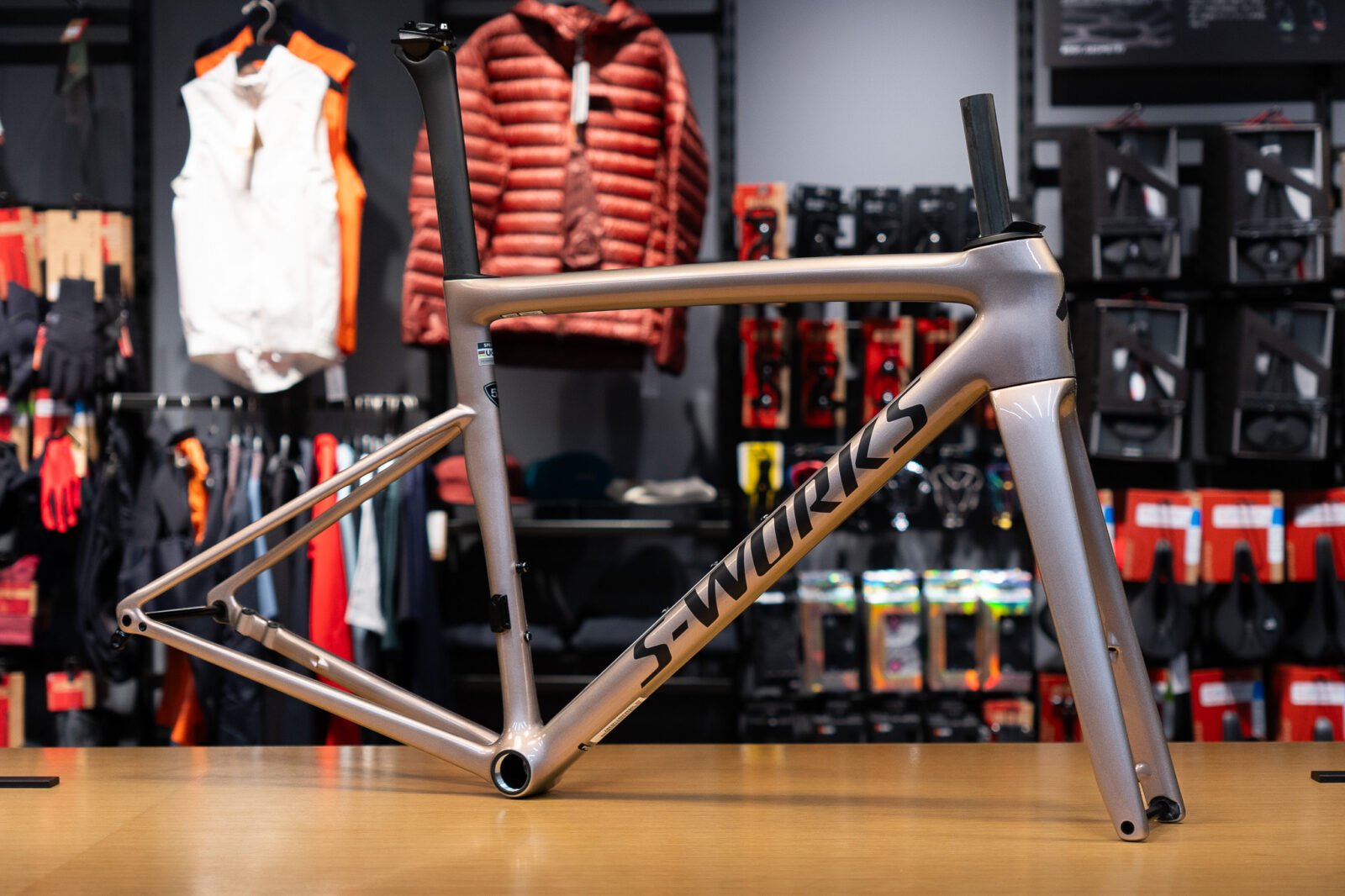 最速バイクを最速展示！S-Works Tarmac SL8フレームセット 2025年モデル新色が登場！ | スペシャライズド 銀座 | Specialized Ginza